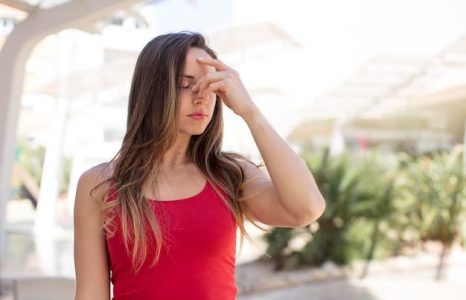 10 Dehydration Headache Symptoms & How to Find Relief